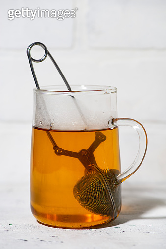 glass cup with brewing black tea, vertical closeup 이미지 (1406914674 ...