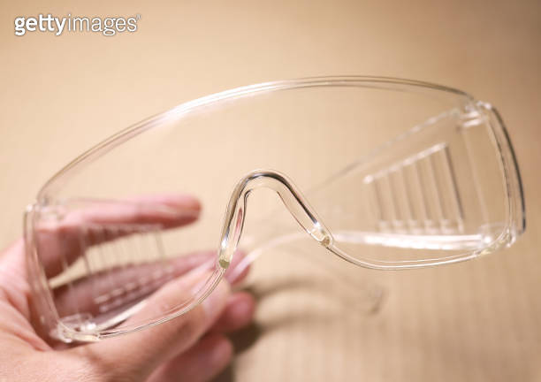 Protective glasses in a hand, eye safety at work. 이미지 (1405941916) - 게티 ...