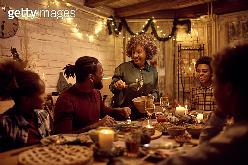 Would you like some more food, dear? 이미지 (1434916528) - 게티이미지뱅크