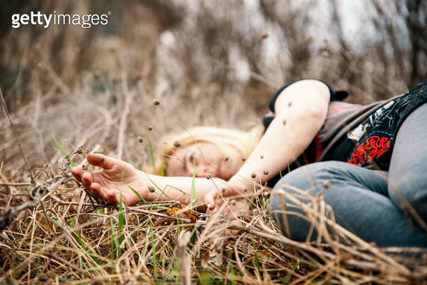 Close up dead female person in nature 이미지 (1379277019) - 게티이미지뱅크