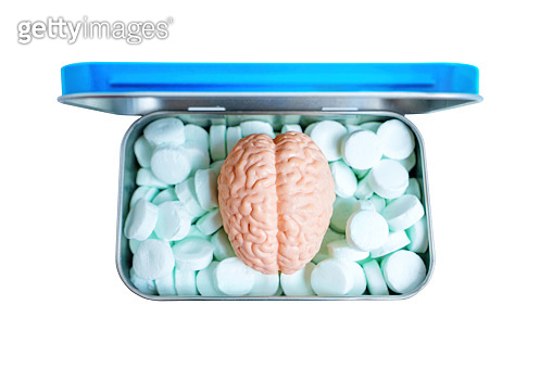 Human brain with breath mints isolated on white 이미지 (1444798249) - 게티이미지뱅크
