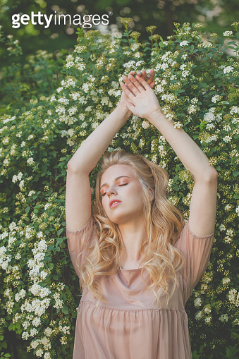 Cute fashion model woman in flowers outdoor 이미지 (1401947259) - 게티이미지뱅크