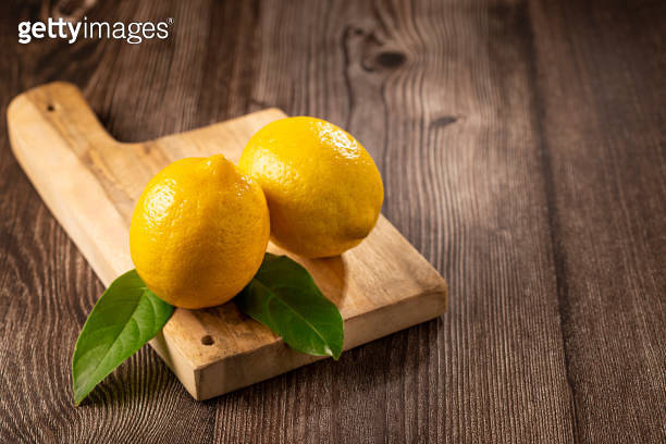 Fresh italian lemons on the table. Sicilian lemon. 이미지 (1365709489 ...