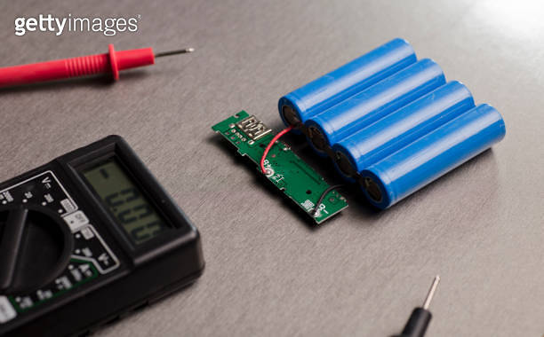 Charge indicator circuit, multimeter red and black poles 18650 blue ...