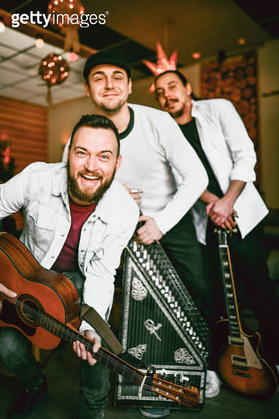 Smiling Band Having Photo Together (1387078310) - 게티이미지뱅크