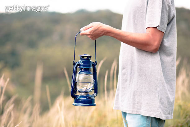 Carrying a kerosene lamp 이미지 (1366451150) - 게티이미지뱅크