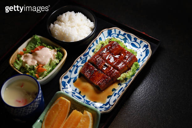 Unagi don or grilled eel rice bento (1432769525) - 게티이미지뱅크