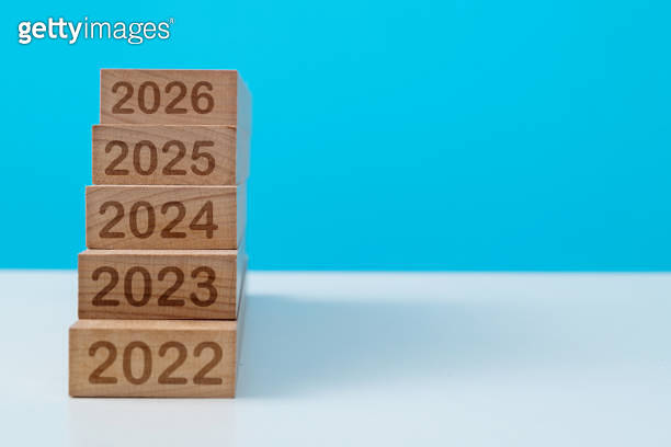 Number 2022 to 2026 on wooden block staircase (1441651181) - 게티이미지뱅크