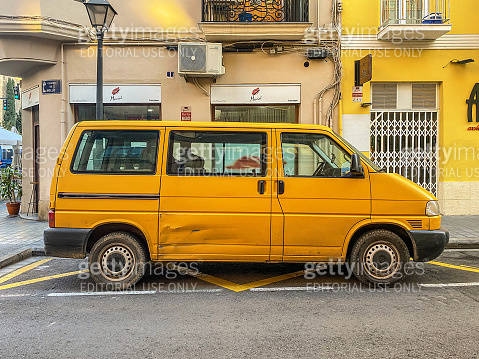 Yellow Volkswagen van model Eurovan TDi parked in the street 이미지 ...