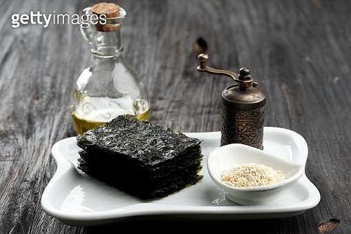 Dried Laver on White Plate 이미지 (1386105945) - 게티이미지뱅크