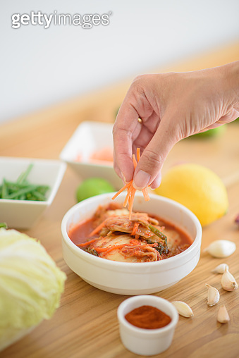 The chef is decorating kimchi with fresh vegetables. 이미지 (1363927197 ...