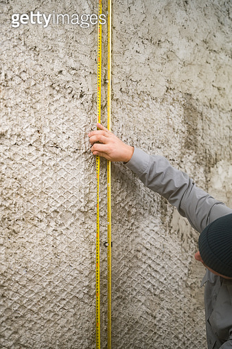 measuring the distance between the guide metal beacons, metal beacons ...