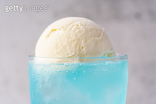 blue soda float with vanilla ice cream drink 이미지 (1438594918) - 게티이미지뱅크