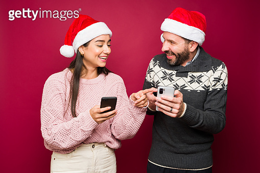Excited couple texting on the smartphone and laughing 이미지 (1428998616 ...