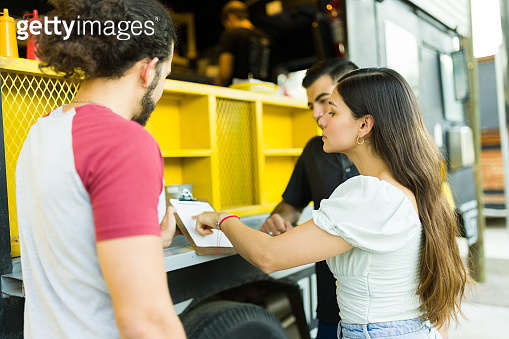 Customers looking at the street food menu at the food truck 이미지 ...
