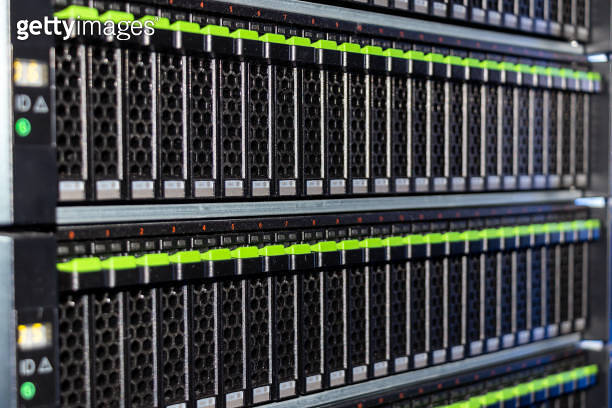 disk arrays in a data center cabinet 이미지 (1381648383) - 게티이미지뱅크
