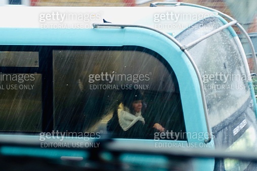 Number 5 bus in Brighton in the snow 이미지 (1448344872) - 게티이미지뱅크