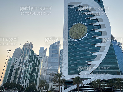 Doha Bank Tower and other skyscrapers, Doha, Qatar against blue sky 이미지 ...