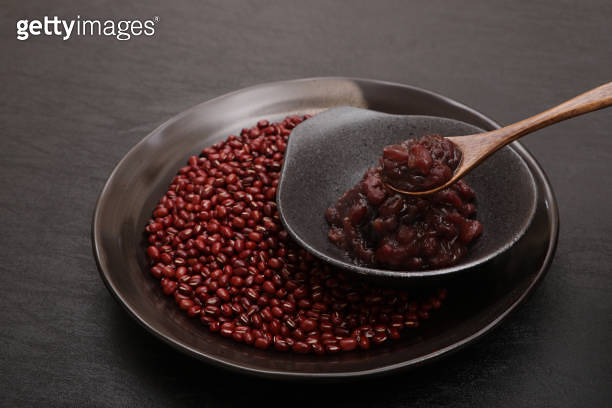 Red bean paste and azuki beans on a plate 이미지 (1369032719) - 게티이미지뱅크