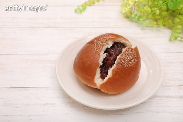 Japanese round bread filled with red bean paste. (1367733629) - 게티이미지뱅크