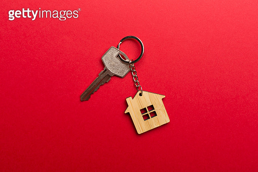 Keys with house-shaped keychain on color background 이미지 (1430734199 ...