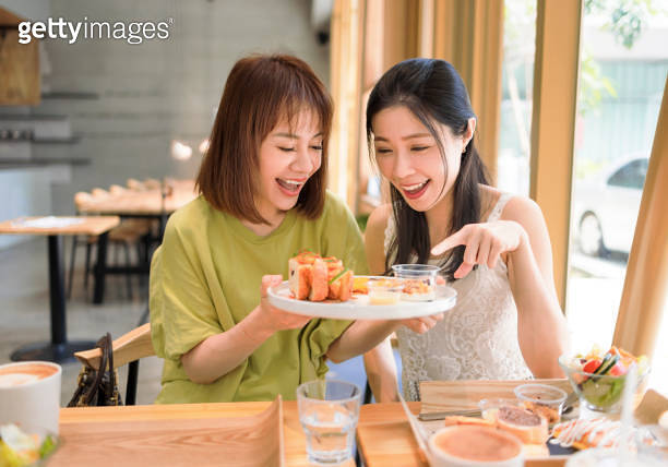 Happy girlfriends having lunch together at restaurant 이미지 (1392233285 ...