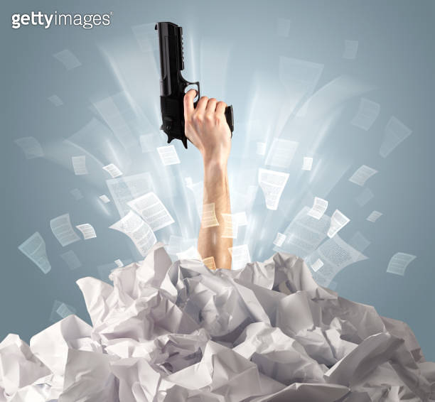 Hand coming out from paper pile (1386190966) - 게티이미지뱅크