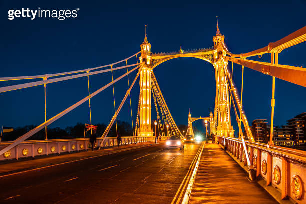 Victorian style Albert bridge over the Thames in London 이미지 (1389513356 ...