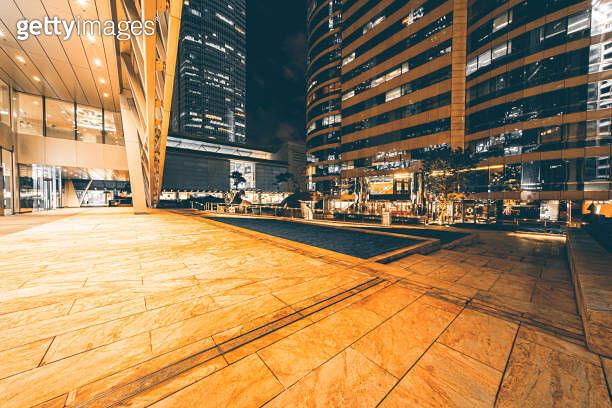 Empty tiled platform with modern buildings in background 이미지 ...