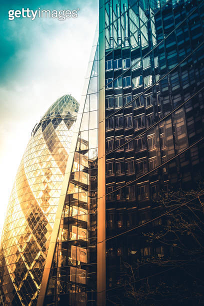 Skyscrapers in the City of London from the ground looking up 이미지 ...
