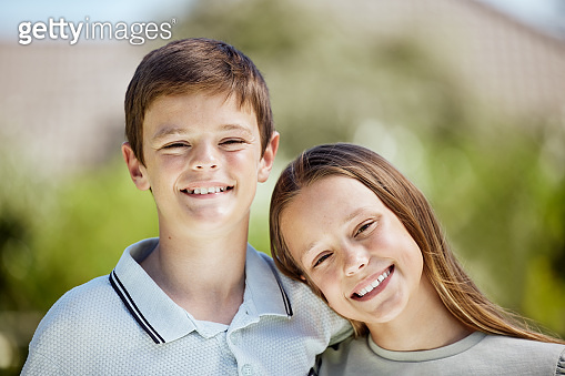 Shot of two siblings bonding while spending time outdoors 이미지 ...