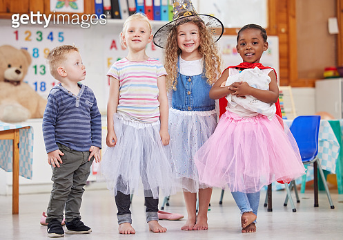 Shot of a group of preschool children playing dress-up in class 이미지 ...