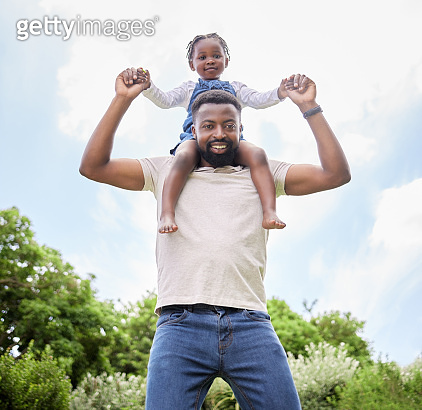 Portrait of a father carrying his daughter on his shoulders outdoors 이미지 (1391719037) - 게티이미지뱅크
