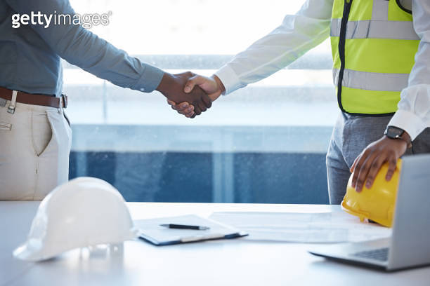 Shot of two builders shaking hands in agreement 이미지 (1371249106) - 게티이미지뱅크