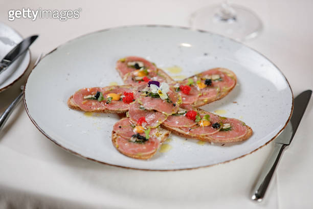 Very thin slices of bread with wagyu ham and red and black caviar 이미지 ...