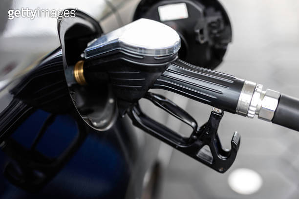 Bijtanken van de auto bij een benzinestation brandstofpomp. Man ...