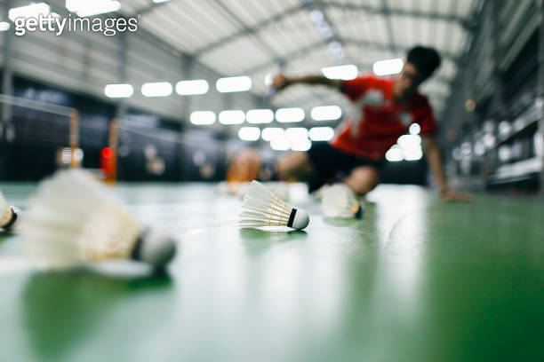 Low angle catch under the badminton net 이미지 (1391801935) - 게티이미지뱅크