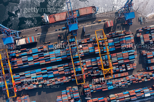 A top view of the seaport container terminal. 이미지 (1384217158) - 게티이미지뱅크