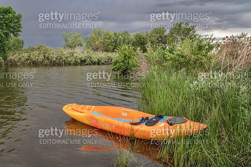 Bellyak prone kayak in reeds at lake shore 이미지 (1405691147) - 게티이미지뱅크