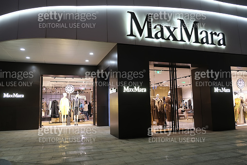 Max Mara clothing store with brand logo 이미지 (1389265220) - 게티이미지뱅크