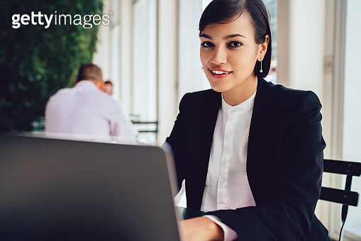 Female office worker using laptop in urban place 이미지 (1432429339) - 게티이미지뱅크