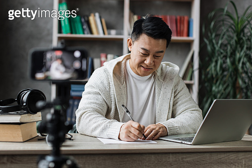 Asian man vlogging in home office 이미지 (1446873570) - 게티이미지뱅크