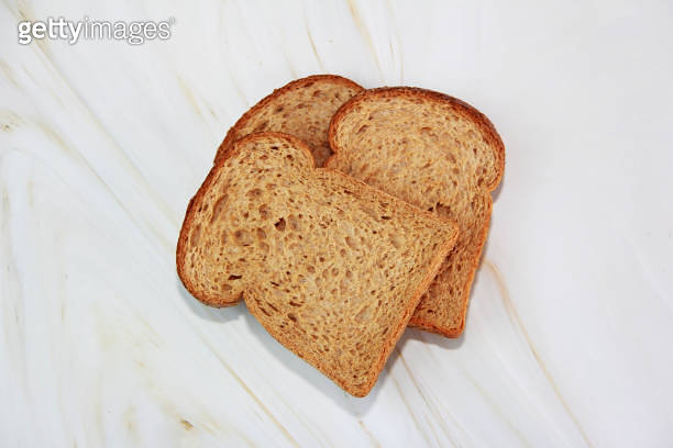 square slices of toasted dark rye bread 이미지 (1369525635) - 게티이미지뱅크