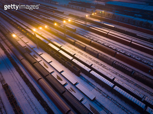 Aerial view of freight trains at night in winter 이미지 (1368377443) - 게티이미지뱅크