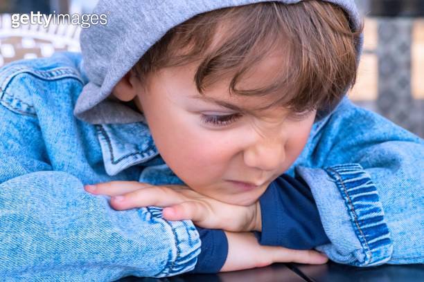 Very disappointed little boy wearing a hood 이미지 (1411539199) - 게티이미지뱅크