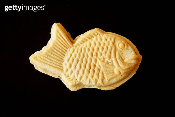 Taiyaki is a fish-shaped waffle filled with red bean paste inside. 이미지 ...