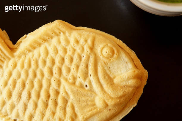 Taiyaki is a fish-shaped waffle filled with red bean paste inside. 이미지 ...
