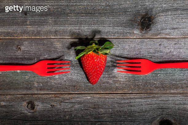 Fresh strawberries and two red forks on an antique wooden board 이미지 ...