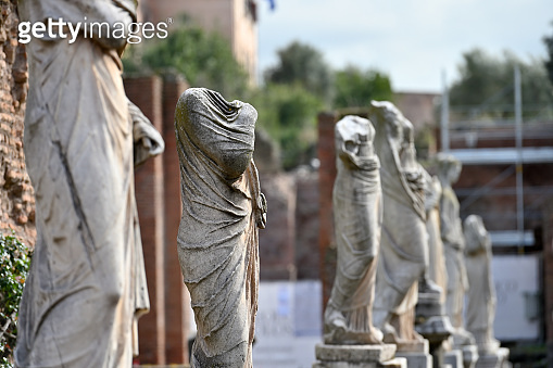 Sculptures at ruins of the ancient roman forum in Rome, Italy 이미지 (1376264992) - 게티이미지뱅크