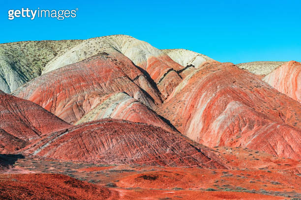 Red sand mountains in the desert area 이미지 (1392717361) - 게티이미지뱅크